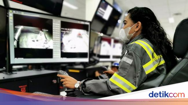 Robot dan Wanita Hiasi Tambang Freeport