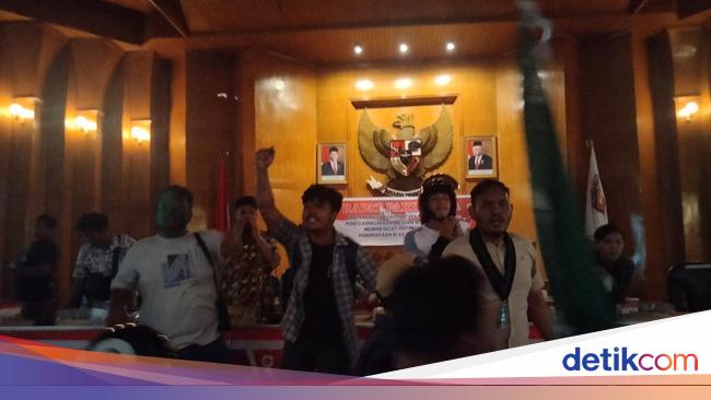 Demo HMI di Asahan Ricuh, Mahasiswa Duduki Ruang Paripurna DPRD