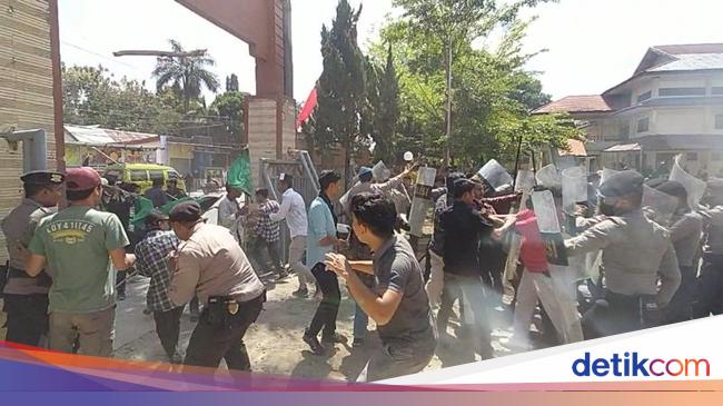 Demo Tolak Kenaikan BBM, Mahasiswa Dompu Bentrok dengan Polisi