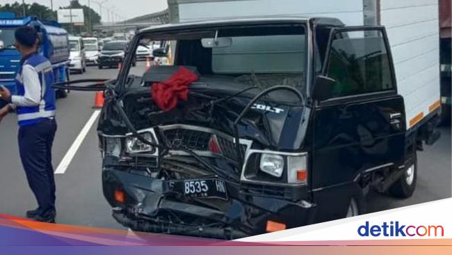 Pikap Tabrak Mobil di Tol Jagorawi Arah Jakarta, Sopir Luka Berat