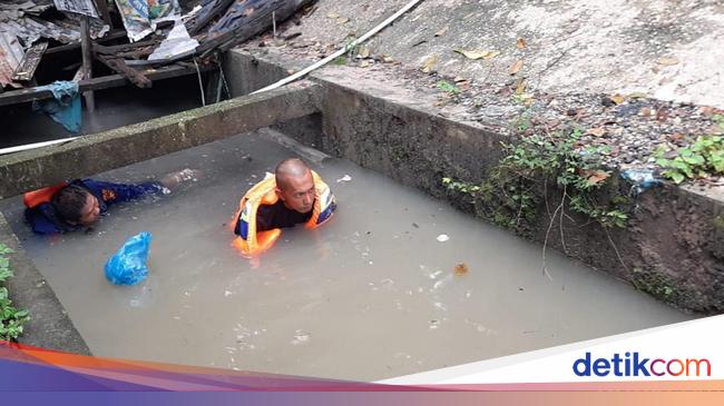 Bocah 3 Tahun Hilang Terseret Air di Parit Setelah Hujan Deras