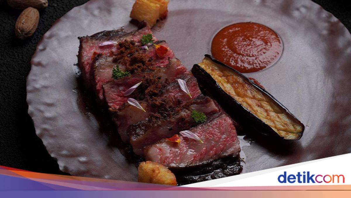 Racikan Spesial Bobor Jamur Asap dan Steak Rendang di Restoran Gaya ...