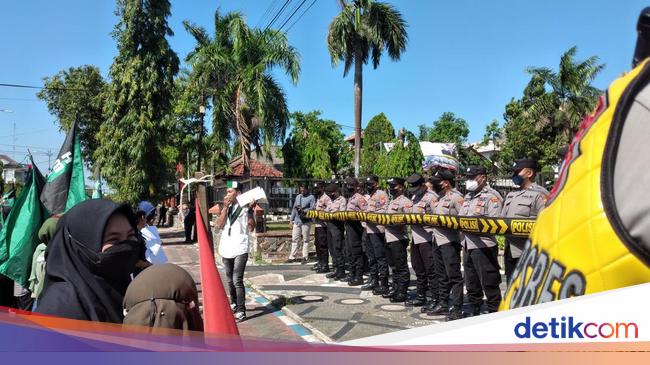 Puluhan Aktivis HMI Sumenep Demo Tolak Kenaikan Harga BBM Puluhan Aktivis HMI Sumenep Demo Tolak Kenaikan Harga BBM