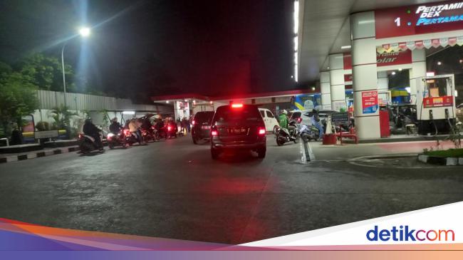 Warga Khawatir Harga BBM Naik, Antrean Panjang Terjadi di SPBU Tangerang