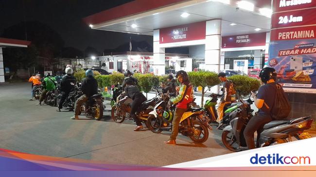 Ada Isu Kenaikan Harga BBM, Antrean Pemotor Mengular di SPBU Bogor