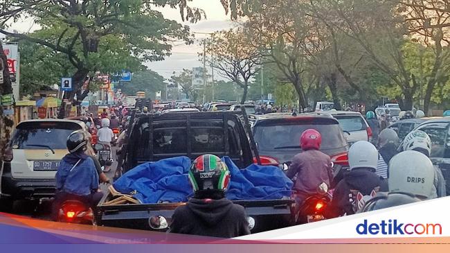 Harga BBM Naik, Antrean di SPBU BTP Makassar Mengular ke Jalan Bikin Macet
