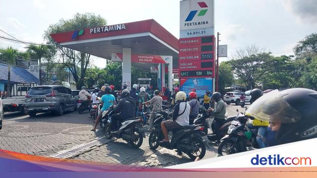 Meski Harga BBM Sudah Naik Warga Tetap Meneruskan Antre di SPBU Kota Malang