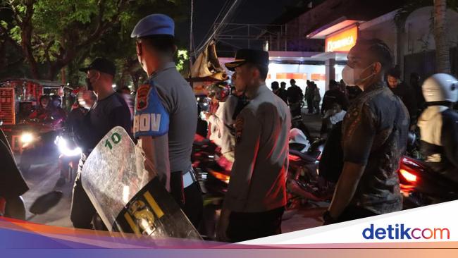 Sempat Bentrok di Plaza Manahan, Polisi Amankan Suporter Kedapatan Bawa ... Sempat Bentrok di Plaza Manahan, Polisi Amankan Suporter Kedapatan Bawa ...