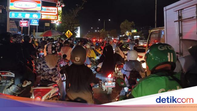 Kondisi Lalin Macet saat Demo Mahasiswa Tolak Kenaikan BBM di Makassar