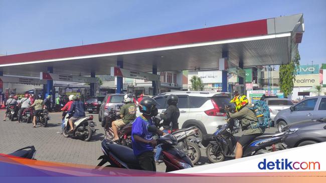 Jelang Naik Harga, Antrean BBM Mengular hingga 2 Km di SPBU Sidoarjo