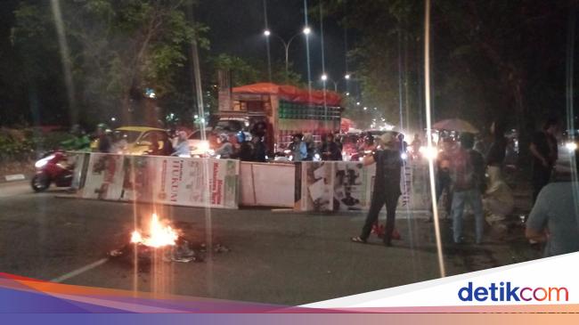 Mahasiswa UMI Makassar Demo Tutup Jalan Malam-malam, Tolak Kenaikan BBM