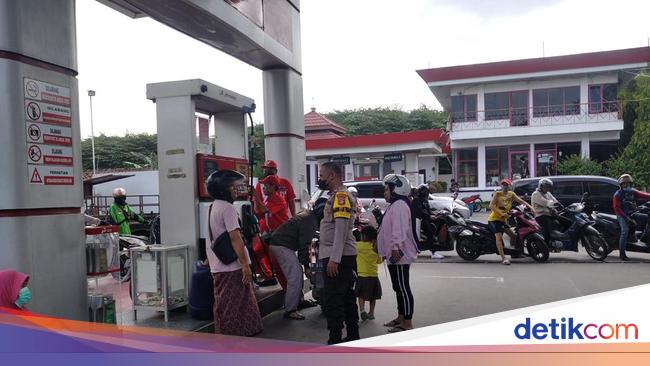 Begini Suasana Antrean di SPBU Neglasari Tangerang Jelang BBM Naik