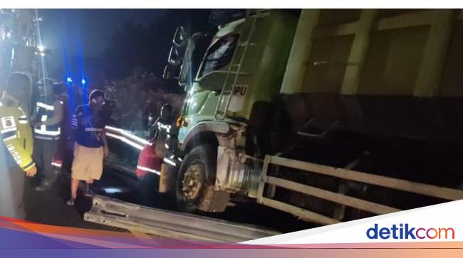 Sebuah Truk Tabrak Pembatas Jalan di Tol Jagorawi Km 22 Gegara Ngantuk
