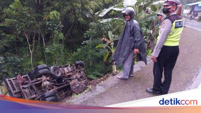 Rem Blong, Truk Pasir Terjun ke Jurang Sedalam 10 Meter di Karangasem