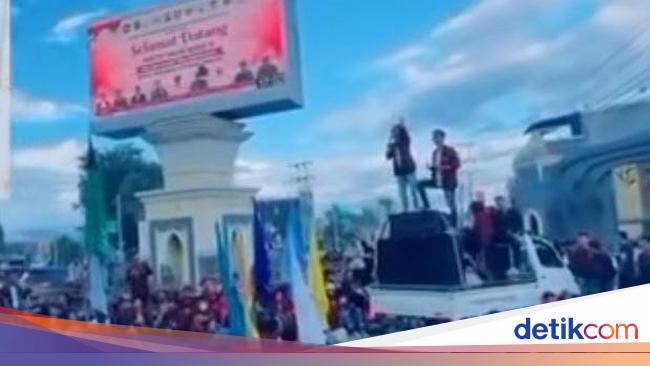 Umpatan Mahasiswa Gorontalo Hina Presiden Saat Demo Tolak Kenaikan BBM Umpatan Mahasiswa Gorontalo Hina Presiden Saat Demo Tolak Kenaikan BBM