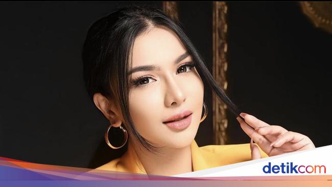 Intip Momen Siva Aprilia Model dan DJ Cantik Saat Nongkrong di Kafe