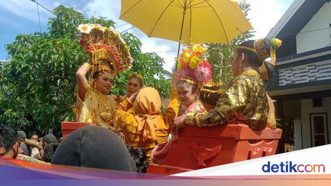 Tradisi Sunatan Karia'a Lambe di Wakatobi, Mengarak Perempuan dengan Tandu