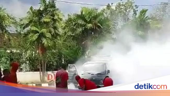 Mobil Terbakar di SPBU Tuban Kejutkan Warga yang Antre Jelang BBM Naik Mobil Terbakar di SPBU Tuban Kejutkan Warga yang Antre Jelang BBM Naik