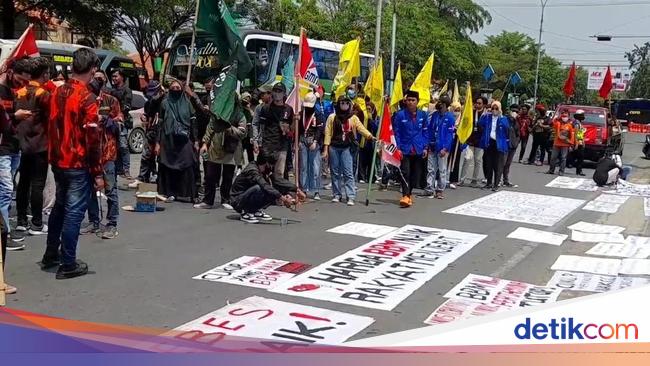 Massa Demo Tolak Harga BBM Naik di Brebes, Blokir Jalur Pantura Massa Demo Tolak Harga BBM Naik di Brebes, Blokir Jalur Pantura