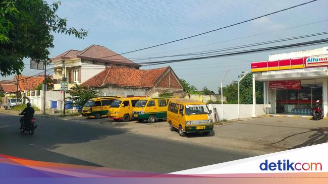 Sopir Angkot di Majalengka Mogok Massal Imbas Harga BBM Naik Sopir Angkot di Majalengka Mogok Massal Imbas Harga BBM Naik