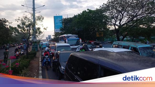 Malam Ini Jalan Urip Sumoharjo Makassar Macet 1,6 Km Imbas Demo Mahasiswa