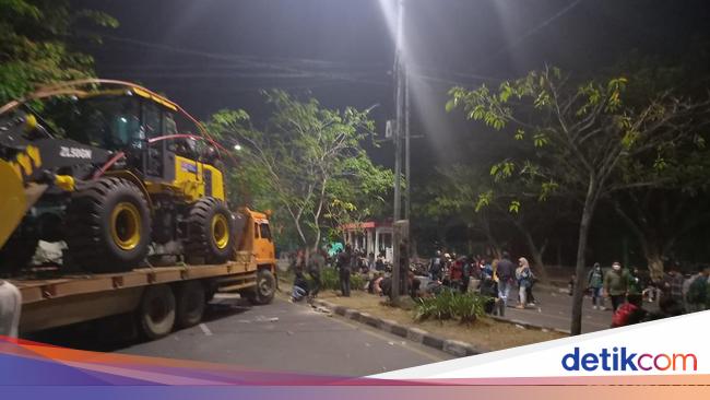 Sudah 7 Jam Mahasiswa UMI Makassar Demo Harga BBM-Tutup Jalan Urip Sumoharjo