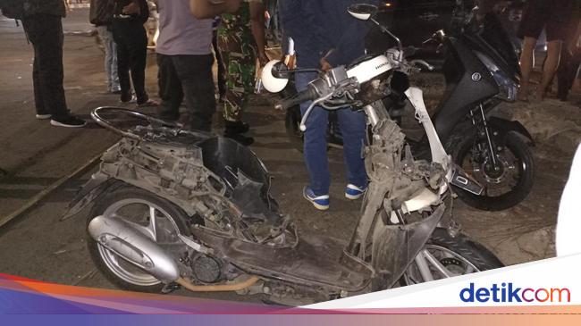 Massa di Depan Kampus UNM Pettarani Ricuh, Motor Dibakar-Dirusak