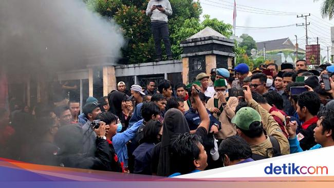 Demo Tolak Harga BBM Naik Ricuh, Mahasiswa Robohkan Pagar DPRD Tarakan