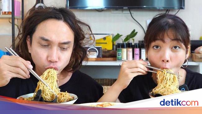 Keseruan Gerry Girianza dan Bella Tanesia saat Mukbang Makanan Pedas