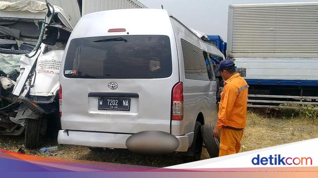 Minibus Maut Tewaskan 7 Orang di Tol Batang, Depan Remuk-Belakang Utuh Minibus Maut Tewaskan 7 Orang di Tol Batang, Depan Remuk-Belakang Utuh