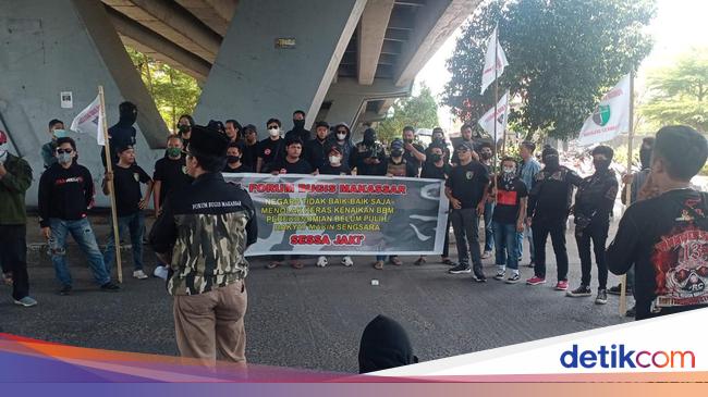 Forum Bugis-Makassar Demo Kenaikan Harga BBM di Fly Over Urip: Sessa Jaki!