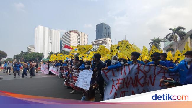 Ini Tuntutan Massa Demo Tolak Kenaikan BBM di Patung Kuda Jakpus Ini Tuntutan Massa Demo Tolak Kenaikan BBM di Patung Kuda Jakpus