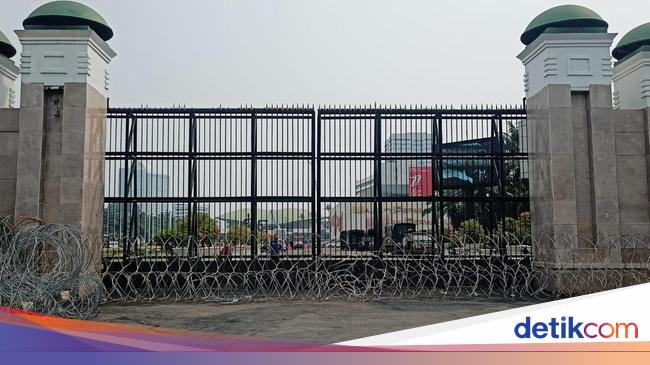 Kawat Berduri Dipasang di Depan Gedung DPR Jelang Demo Kenaikan BBM Kawat Berduri Dipasang di Depan Gedung DPR Jelang Demo Kenaikan BBM