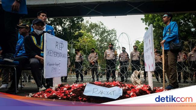 Buruh Demo Kenaikan BBM di Patung Kuda dan DPR, Lalin Ditutup Situasional