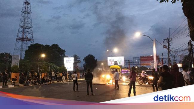 Kelompok Massa Tutup Jalan AP Pettarani Depan UNM Makassar, Lalin Dialihkan