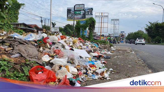 Lapor Ketua! Sampah Berserakan di Jalan Protokol Pekanbaru