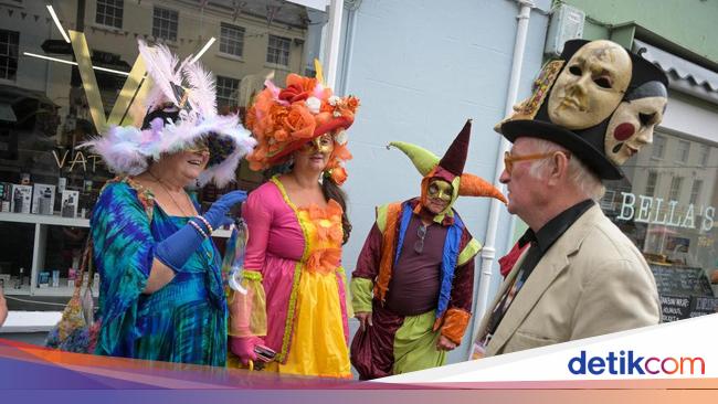 Beragam Topi Unik Meriahkan Festival di Inggris