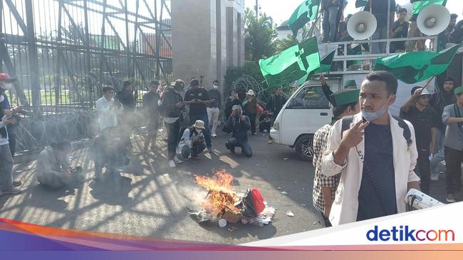 Demo BBM di DPR, Massa Mahasiswa Bakar Sampah hingga Emak-emak Orasi Demo BBM di DPR, Massa Mahasiswa Bakar Sampah hingga Emak-emak Orasi