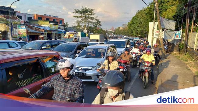 Massa Demo BBM Tutup Pertigaan Tello Makassar, Jalan Perintis Macet 1 Km