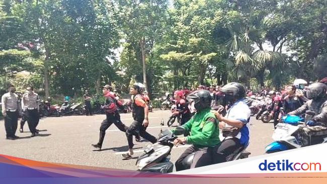 Massa Buruh Jatim Turun Jalan Demo Naiknya Harga BBM di Surabaya