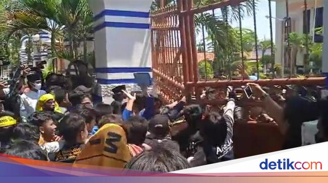 Demo Tolak Harga BBM Naik Ricuh, Mahasiswa Rusak Pagar DPRD Sampang