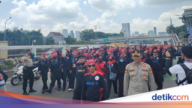 Massa Buruh Demo Kenaikan Harga BBM di DPR, Ini 3 Tuntutannya