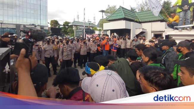 Demo BBM di Samarinda Ricuh, Massa Rusak Pagar Kantor Gubernur Kaltim