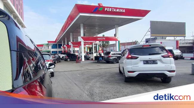 Antrean SPBU Pertamina Masih Panjang, Isi BBM Bisa 15 Menit