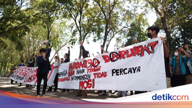 Demo di DPRD Sumut, Mahasiswa Sebut Negara Sogok Rakyat Pakai BLT BBM