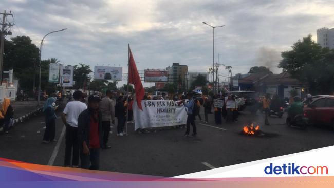 Sore-sore Mahasiswa Makassar Kembali ke Jalan Demo Tolak Kenaikan Harga BBM