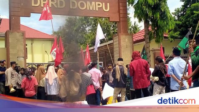 Demo BBM Ricuh Lagi, Mahasiswa Dompu Jebol Pagar DPRD