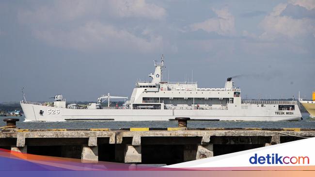 KRI Dikerahkan Cari Pesawat Latih yang Jatuh di Selat Madura