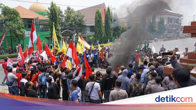 Demo Tolak Kenaikan BBM Macetkan Jalan Nasional Mojokerto
