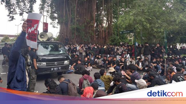 Massa Demo BBM Duduki Depan DPRD DIY Sore Ini, Jalan Malioboro Ditutup